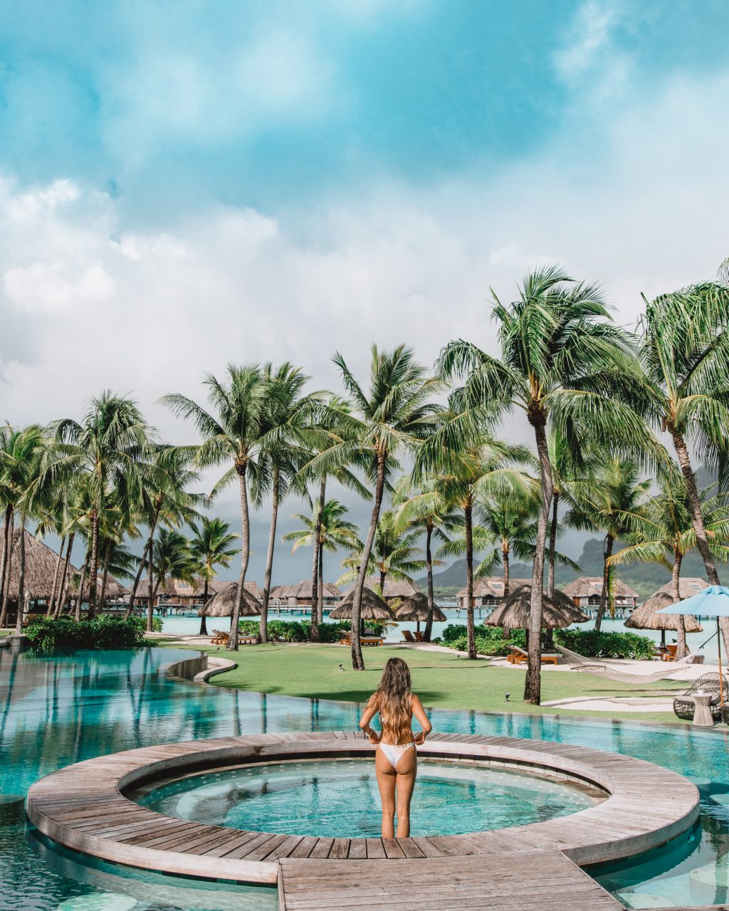 Bora Bora's bucketlist luxury hotels : Four Seasons vs St Regis - Jyo Shankar